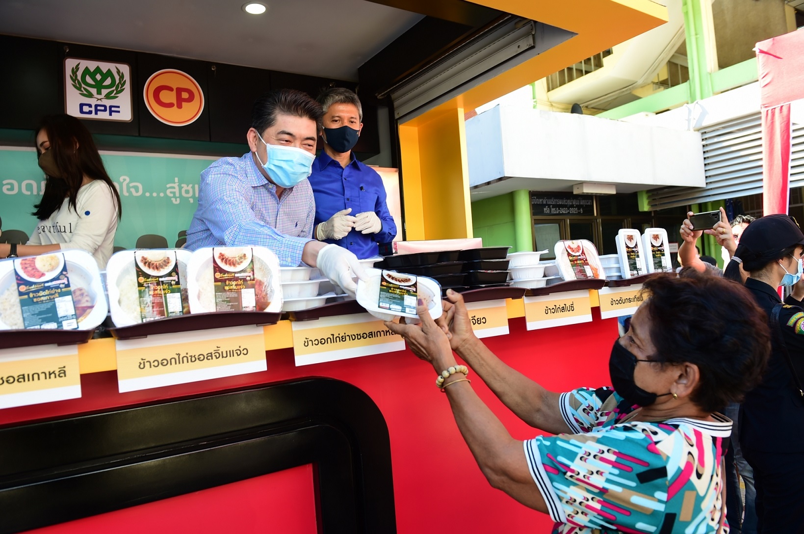 CPF’s food truck serves delicious foods to people in Bangphlat ...