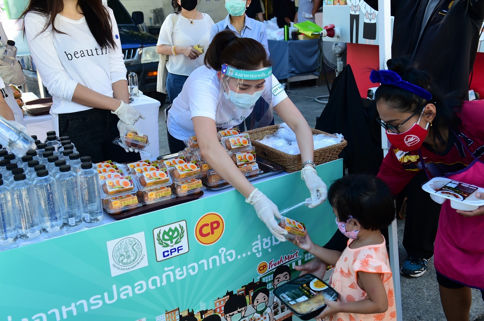 CPF’s food truck serves delicious foods to people in Bangphlat ...