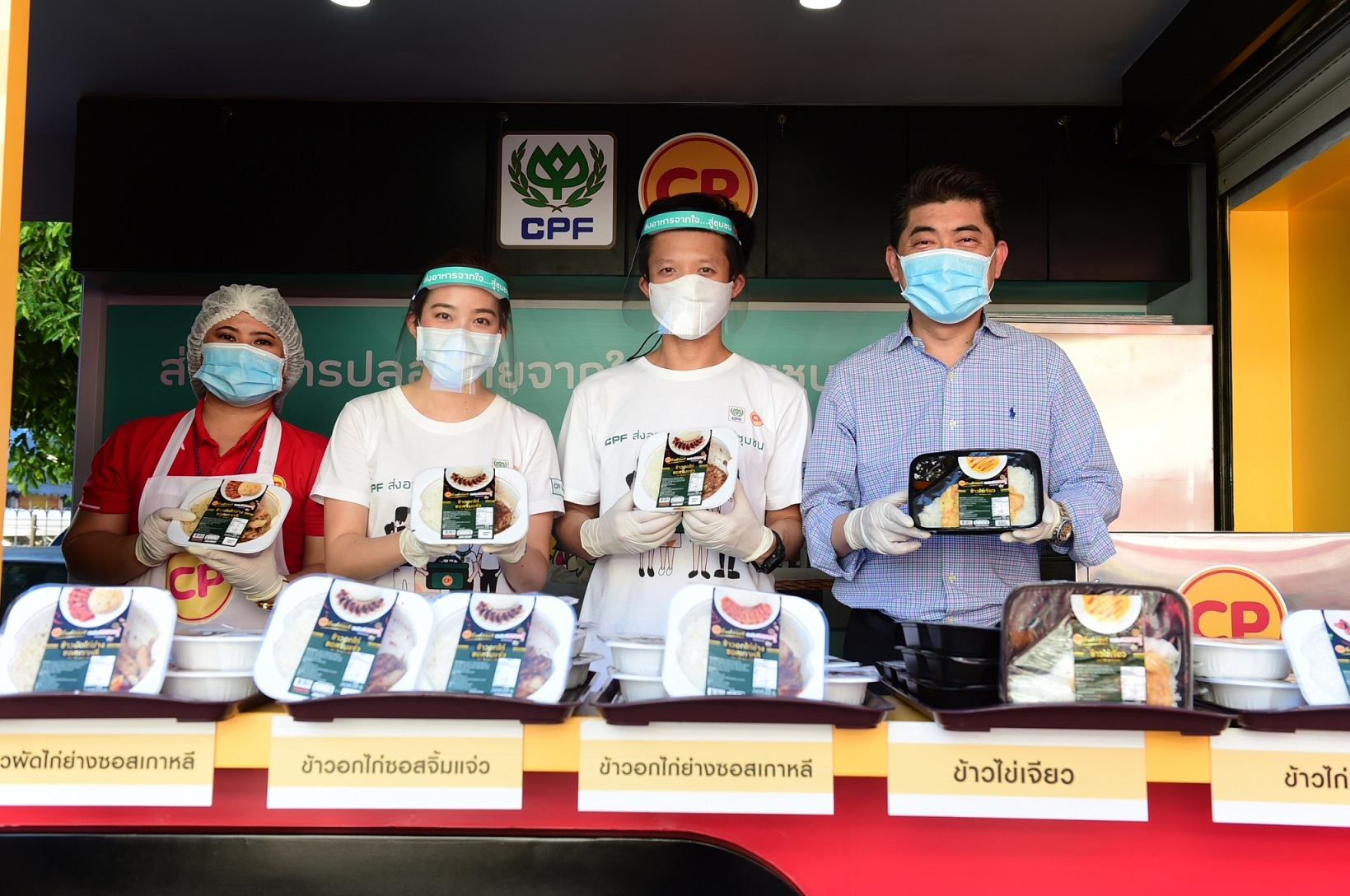 CPF’s food truck serves delicious foods to people in Bangphlat ...